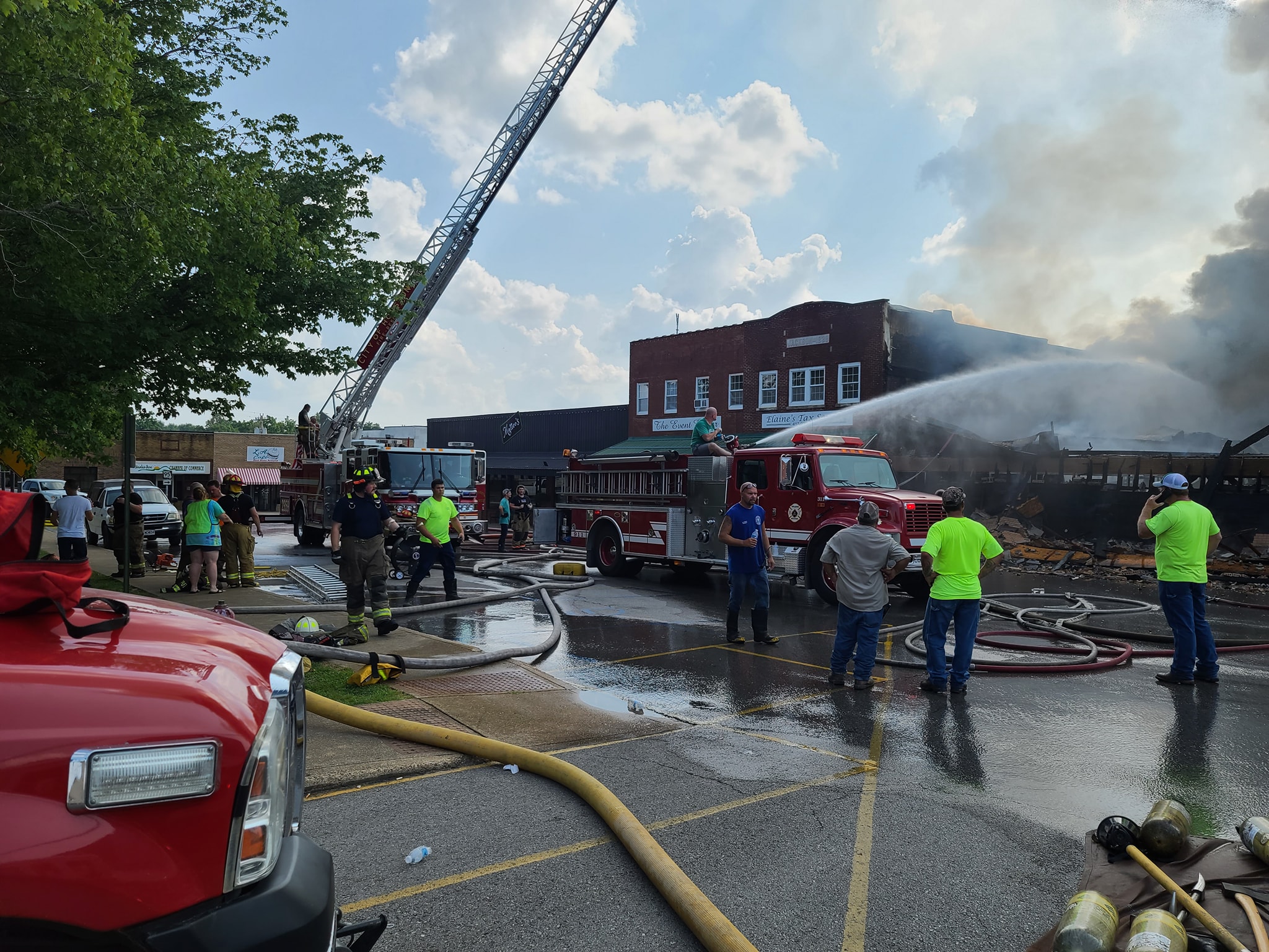UPDATE: Mountain Grove Fire destroys 2 buildings, 25 firefighters ...